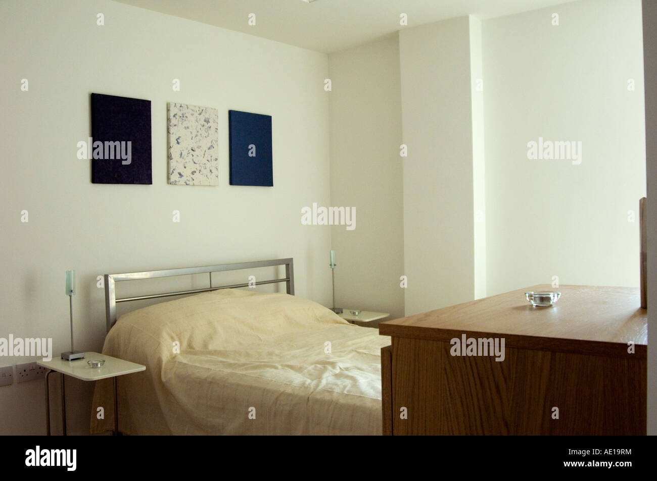 Empty modern bedroom Stock Photo - Alamy