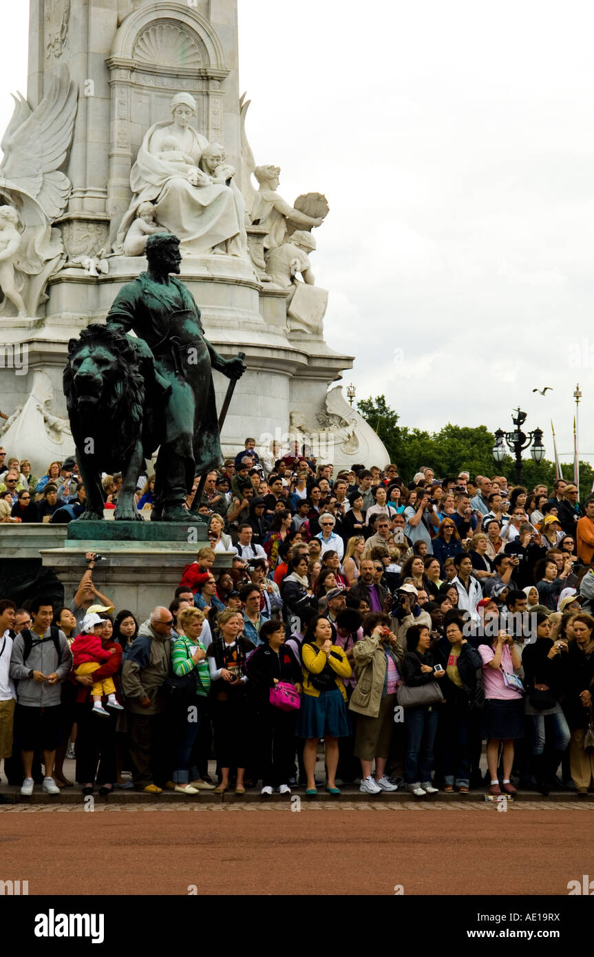 Crowd outside buckingham palace hi-res stock photography and images - Alamy