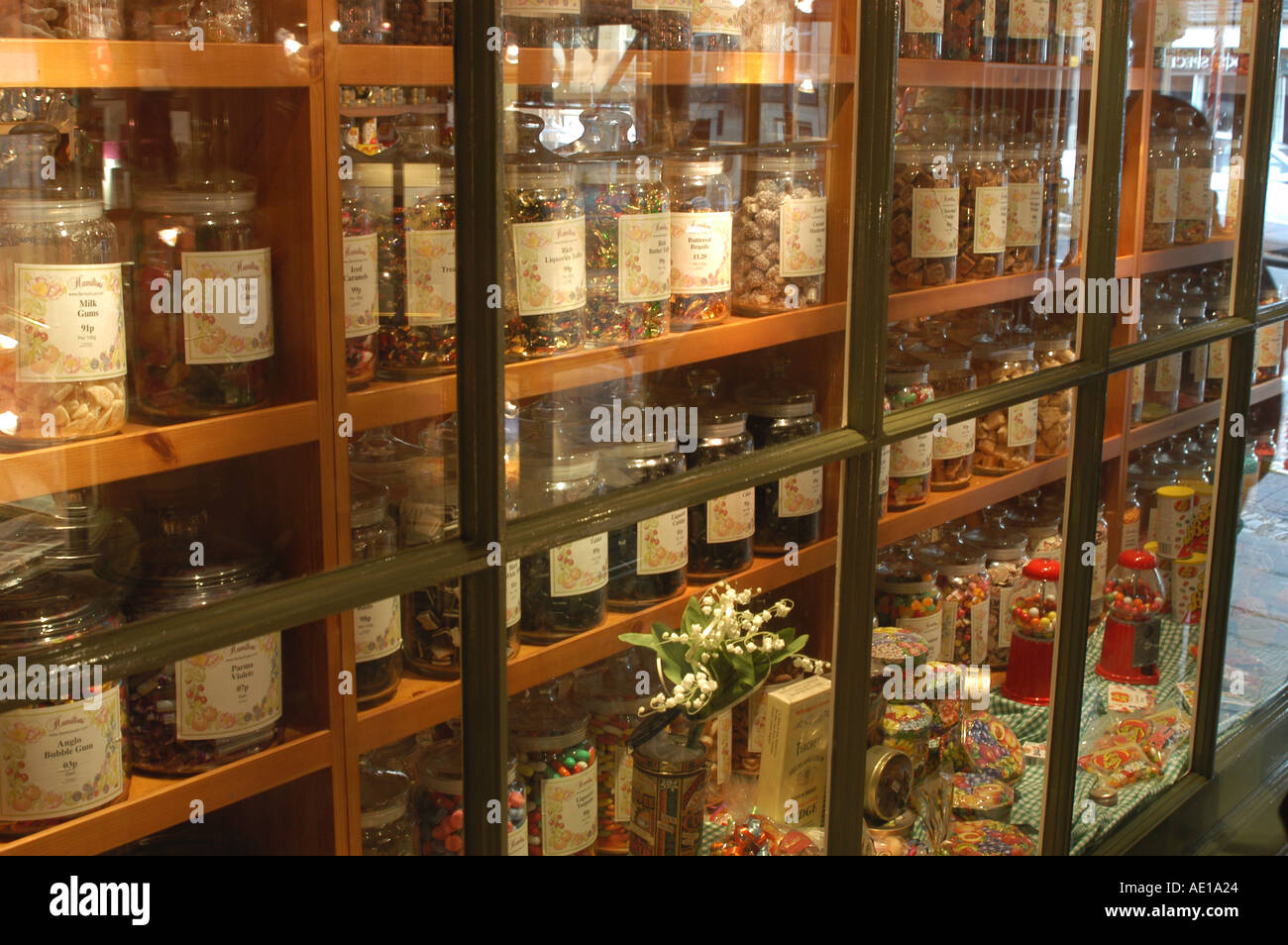 Old style sweetshop hi-res stock photography and images - Alamy