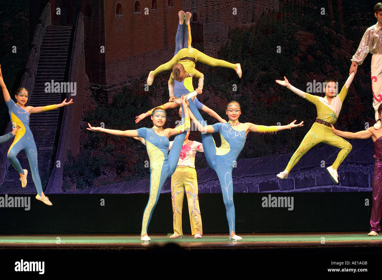 Acrobats and contortionists hi-res stock photography and images - Alamy