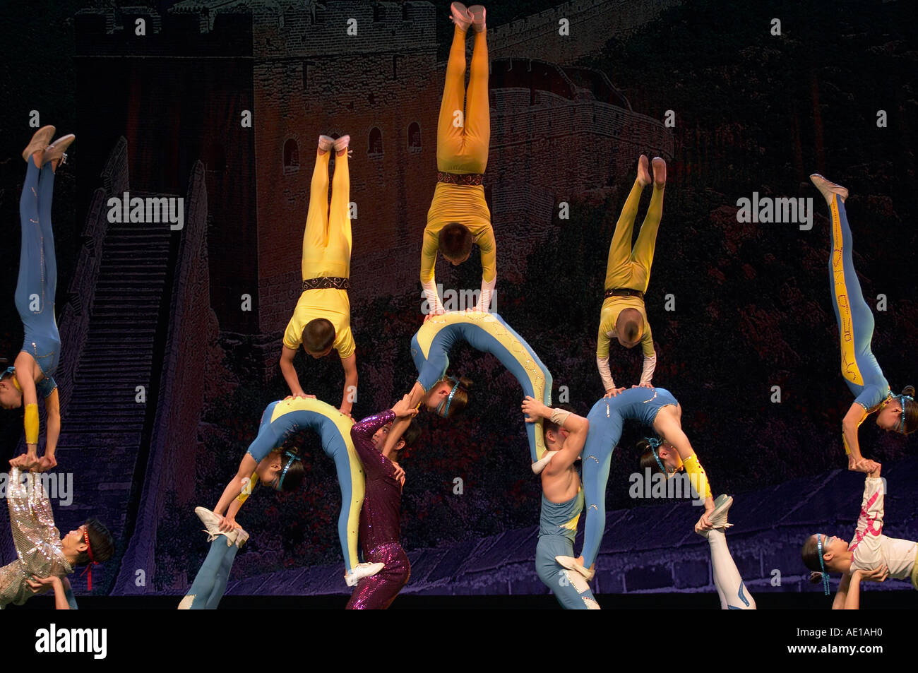 Acrobats and contortionists hi-res stock photography and images - Alamy