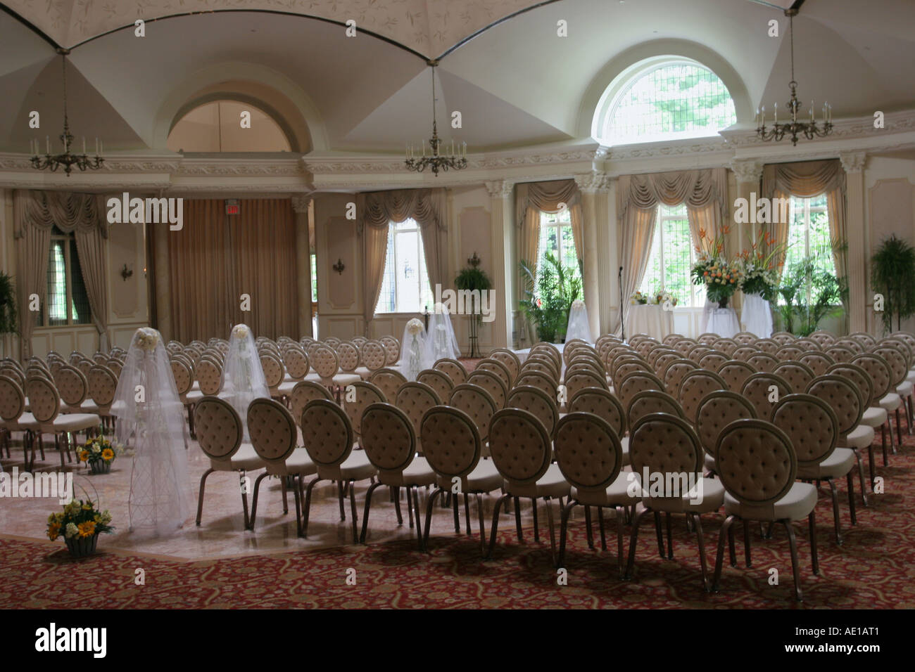 Empty church bride hi-res stock photography and images - Alamy