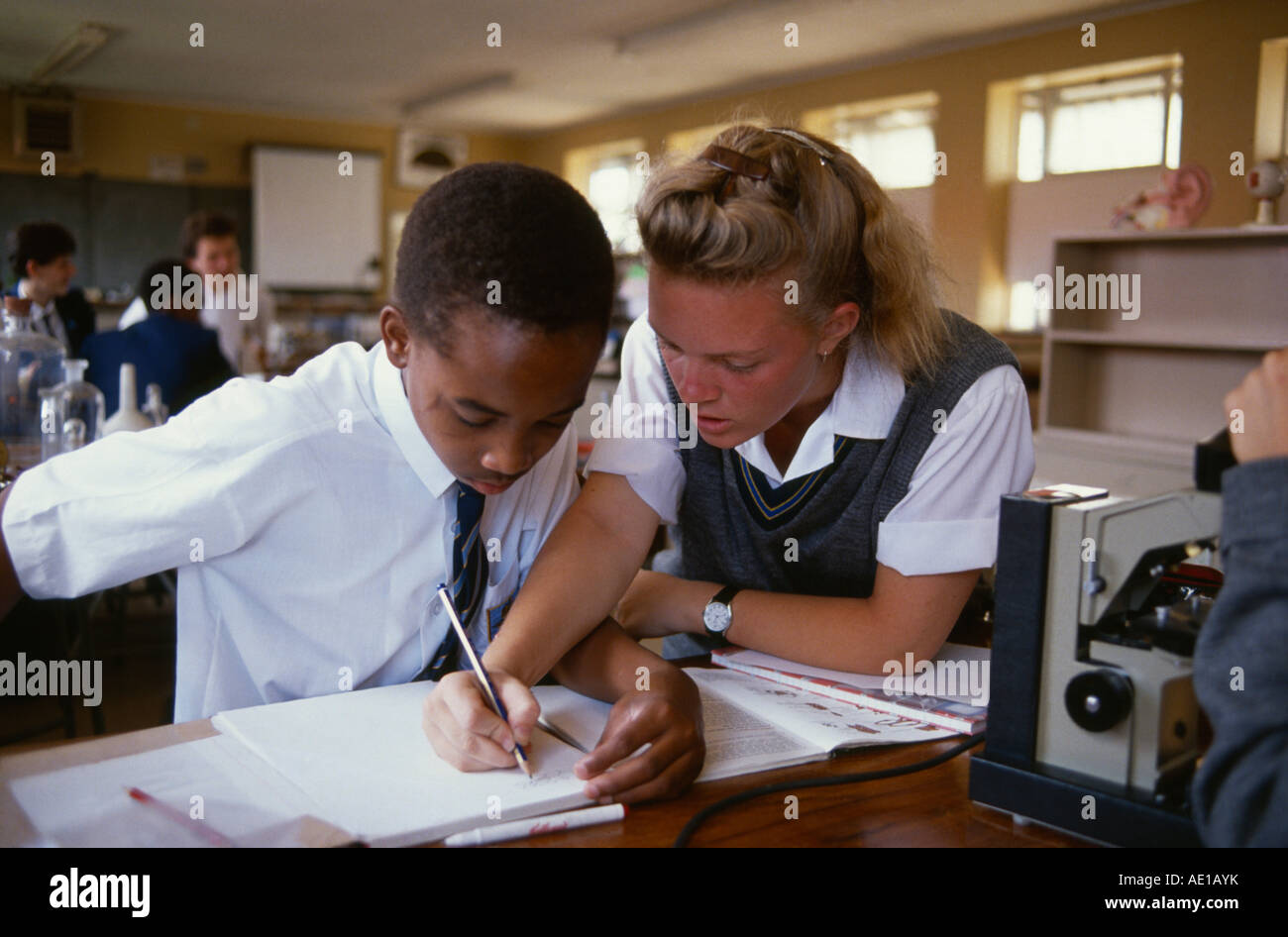 SOUTH AFRICA Johannesburg Black and white pupils working together in ...