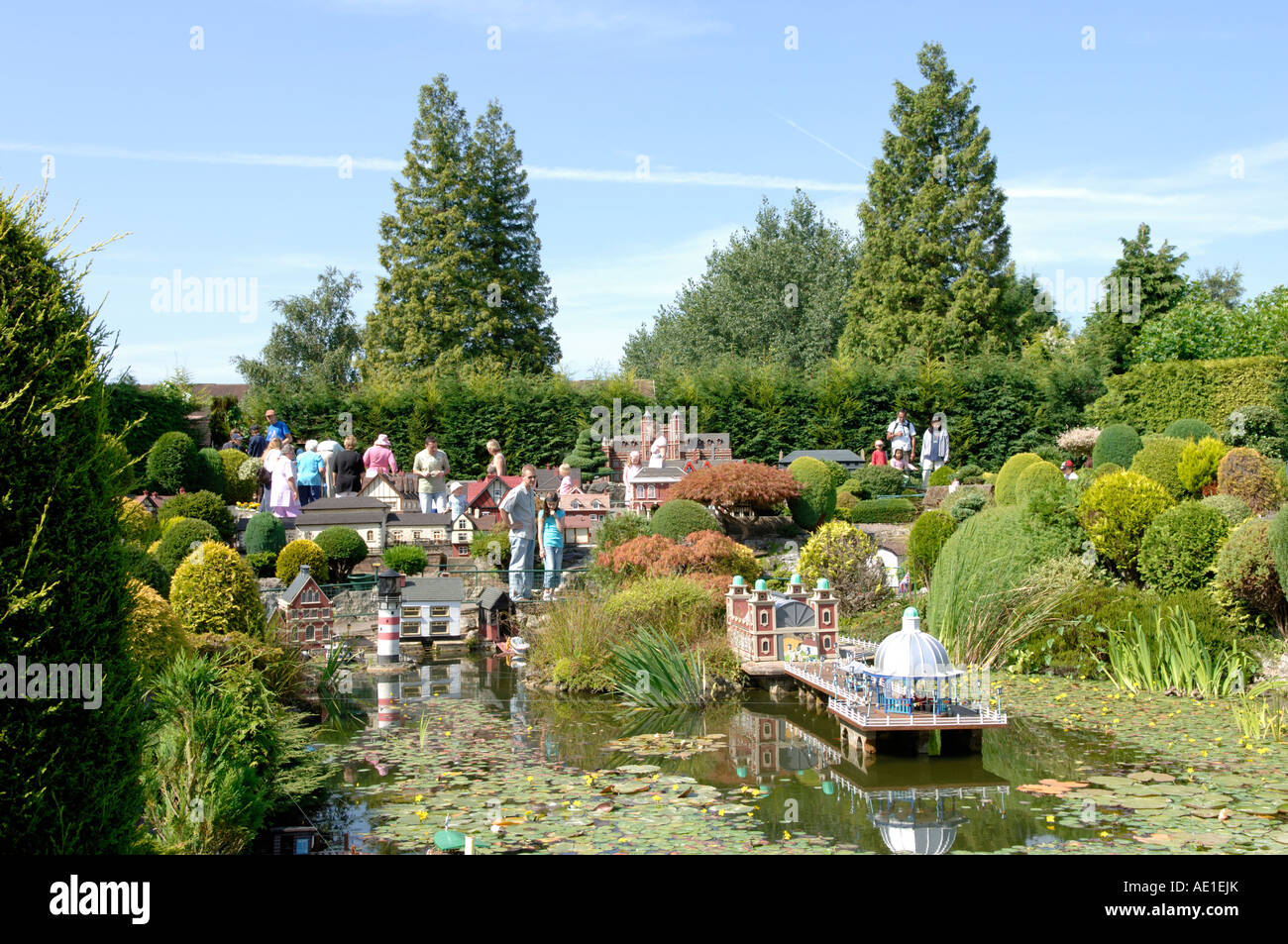 Bekonscot Model Village and Railway the world's oldest model village ...