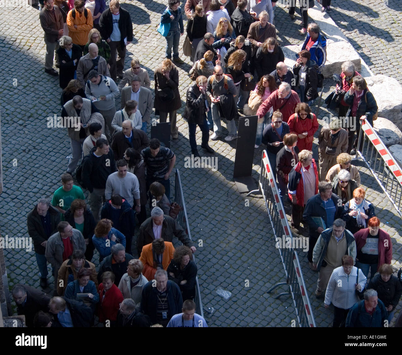 Tourists colosseum hi-res stock photography and images - Alamy