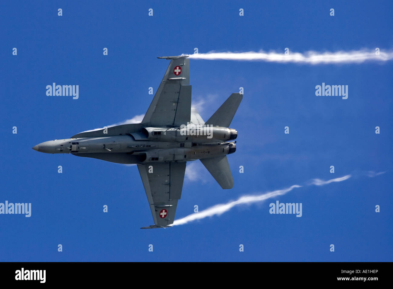 Airforce F18 FA18 Super Hornet with contrails Stock Photo - Alamy