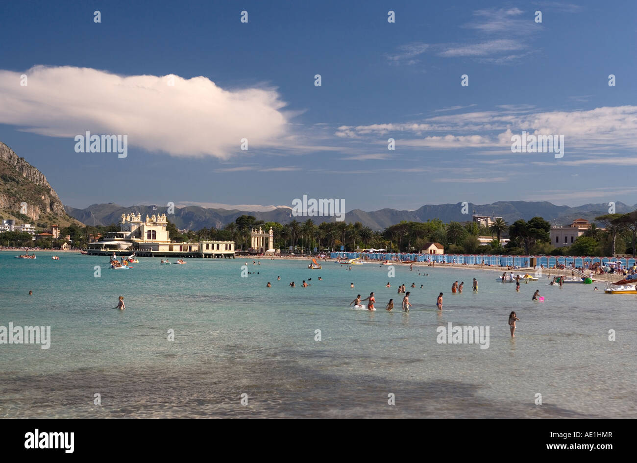 Mondello spiaggia hi-res stock photography and images - Alamy