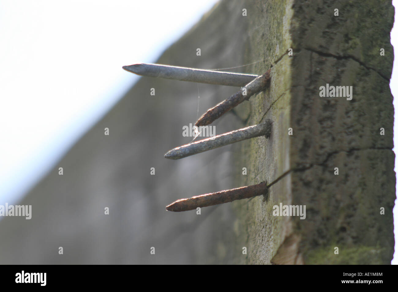 Broken fence fix hi-res stock photography and images - Alamy