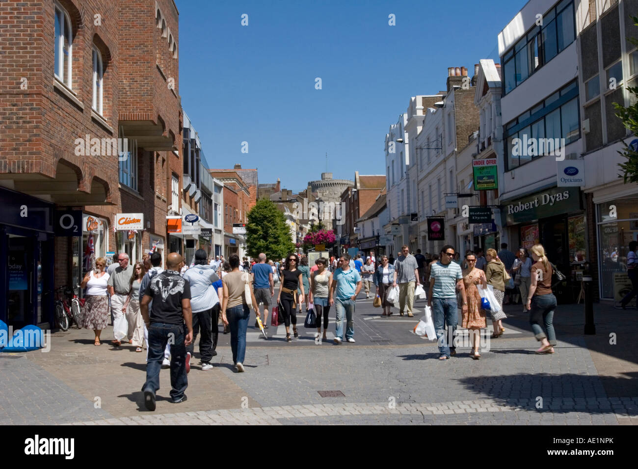 Windsor high street castle hi-res stock photography and images - Alamy