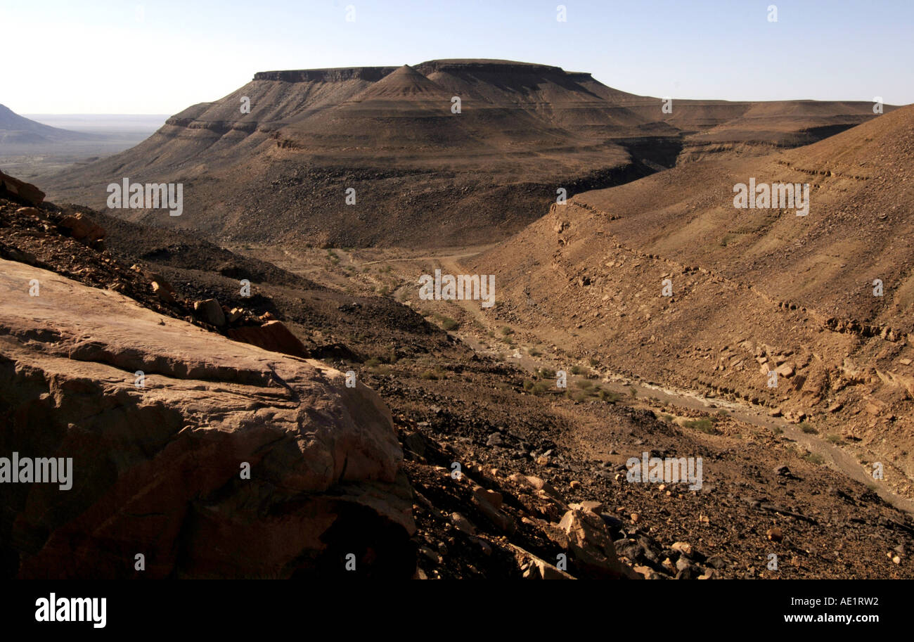 Mauritania rock in desert hi-res stock photography and images - Alamy
