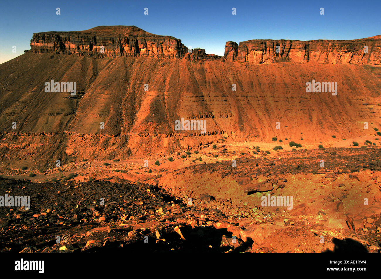 Mauritania rock in desert hi-res stock photography and images - Alamy