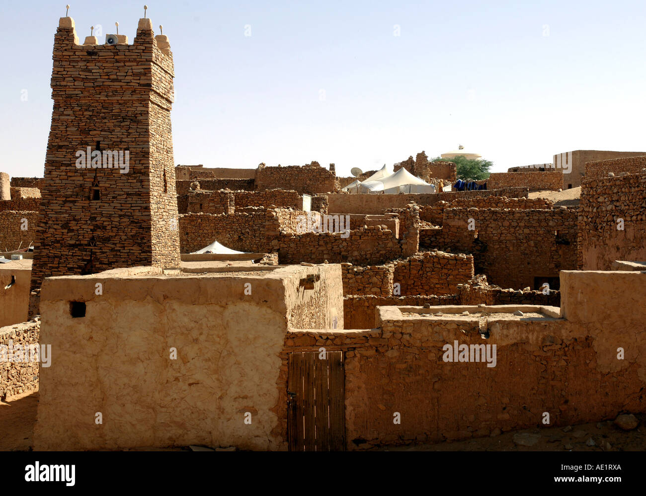 Village architecture in the desert town of Chinguetti in Mauritania ...