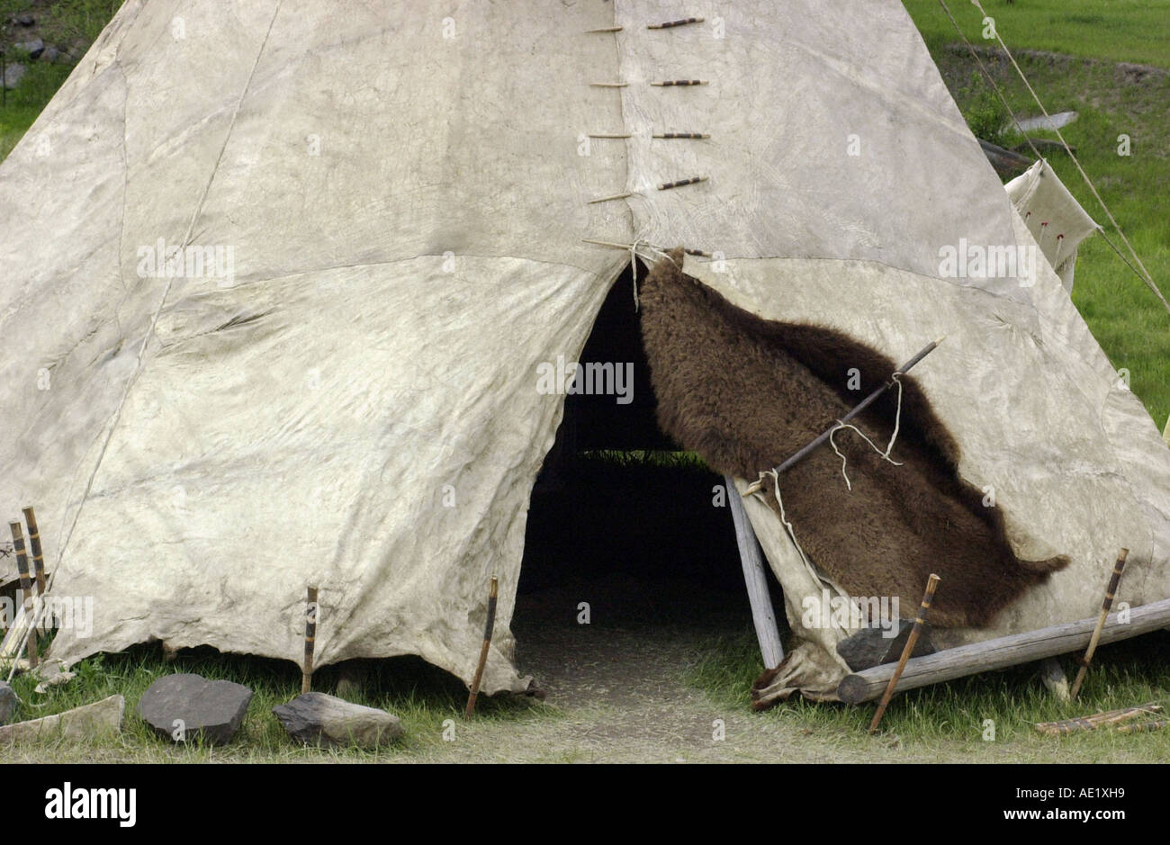 Buffalo hide teepee hi-res stock photography and images - Alamy
