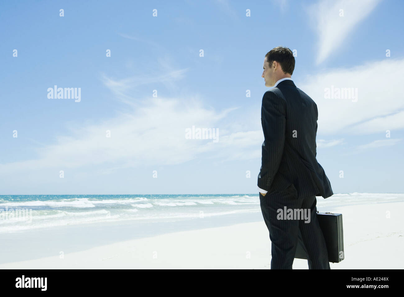 Back view man facing ocean hi-res stock photography and images - Alamy