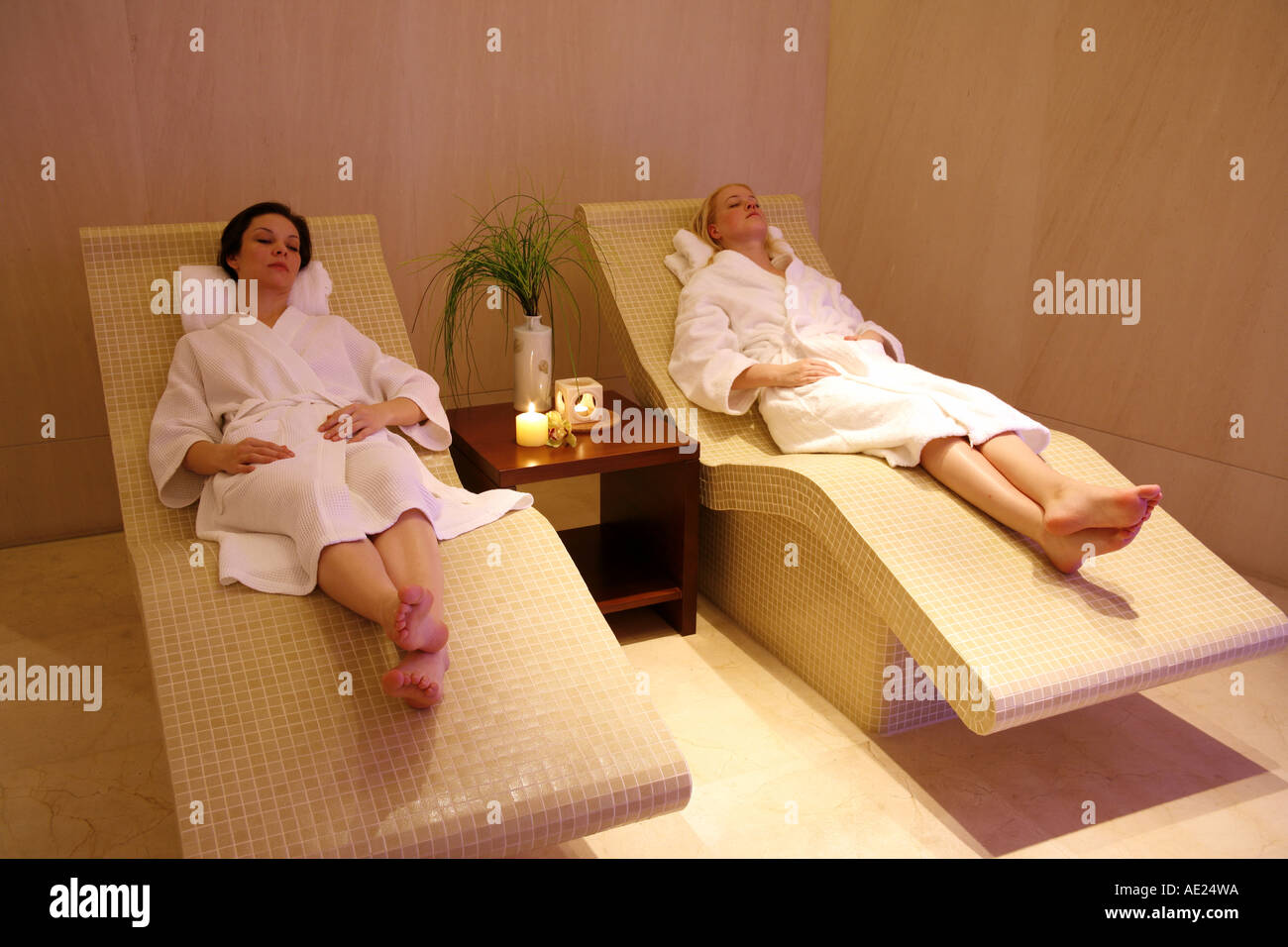Two young women relaxing at a spa together Stock Photo - Alamy