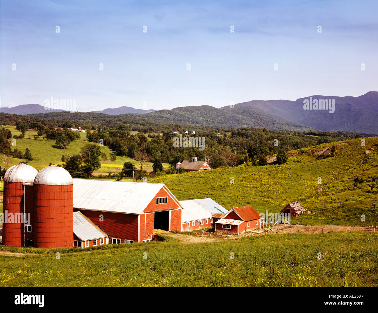 Quaint new england red barn hi-res stock photography and images - Alamy