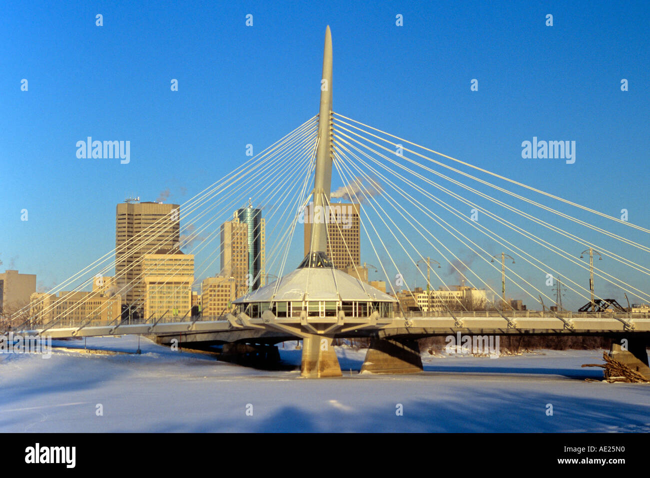 Esplanade bridge and winnipeg skyline hi-res stock photography and ...