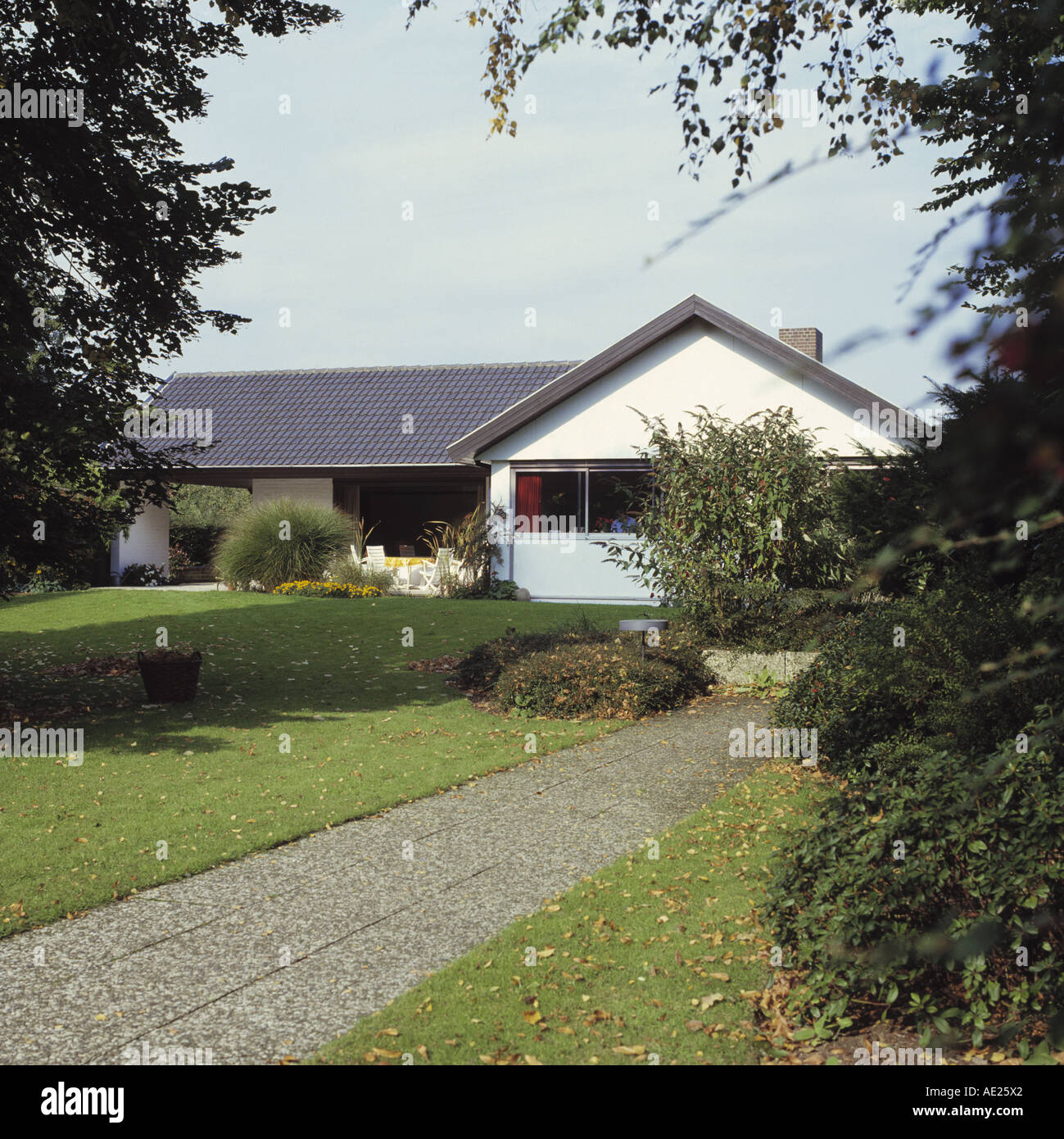 Paved path through mown lawn to modern white bungalow Stock Photo - Alamy