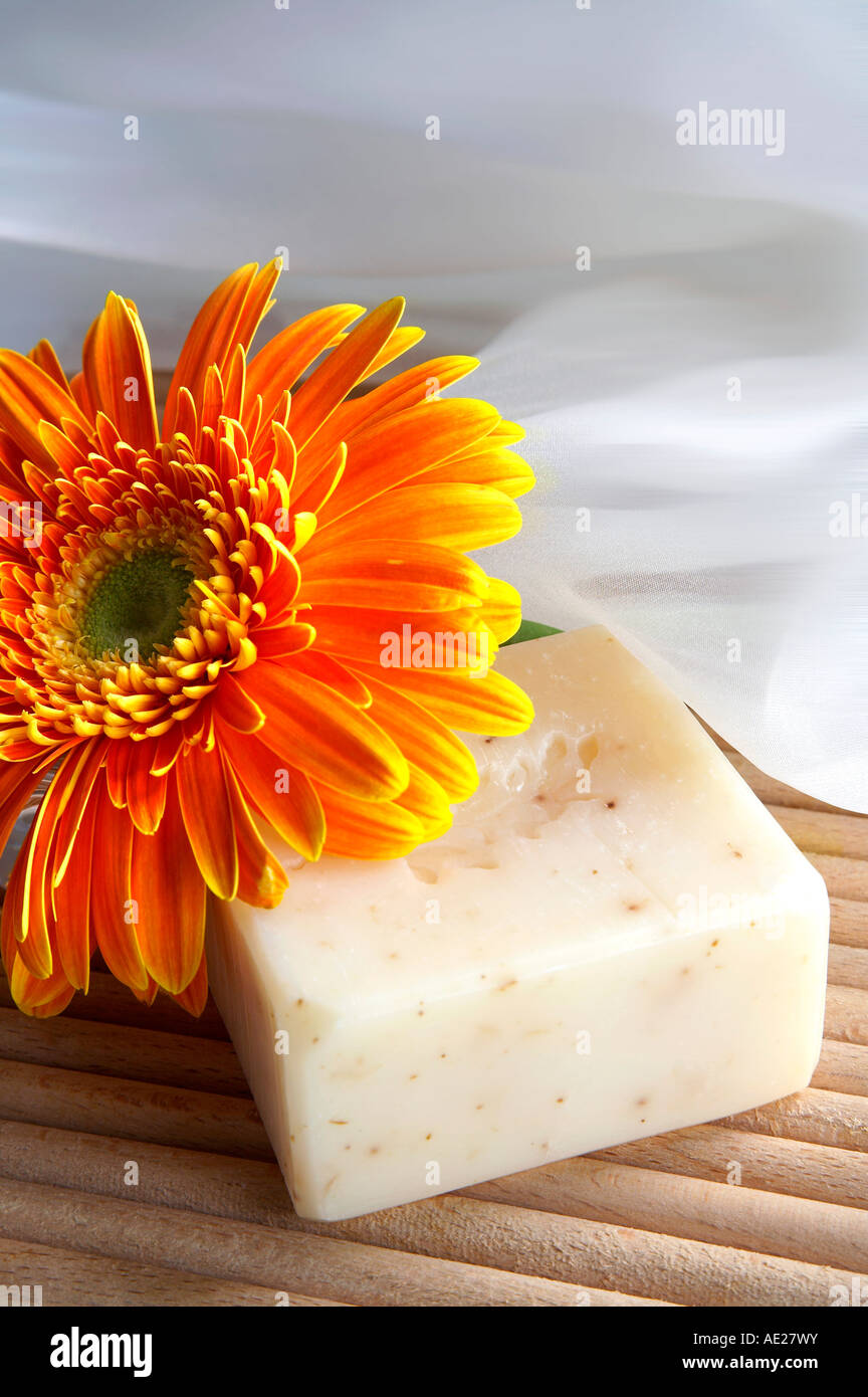 Natural soap and daisy Stock Photo - Alamy