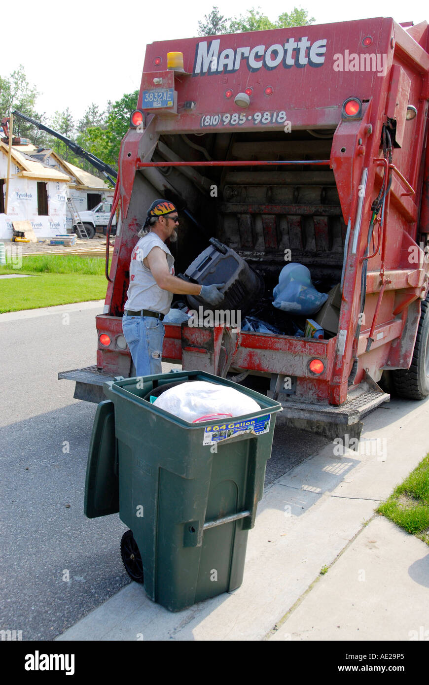 Salvage crew hi-res stock photography and images - Alamy