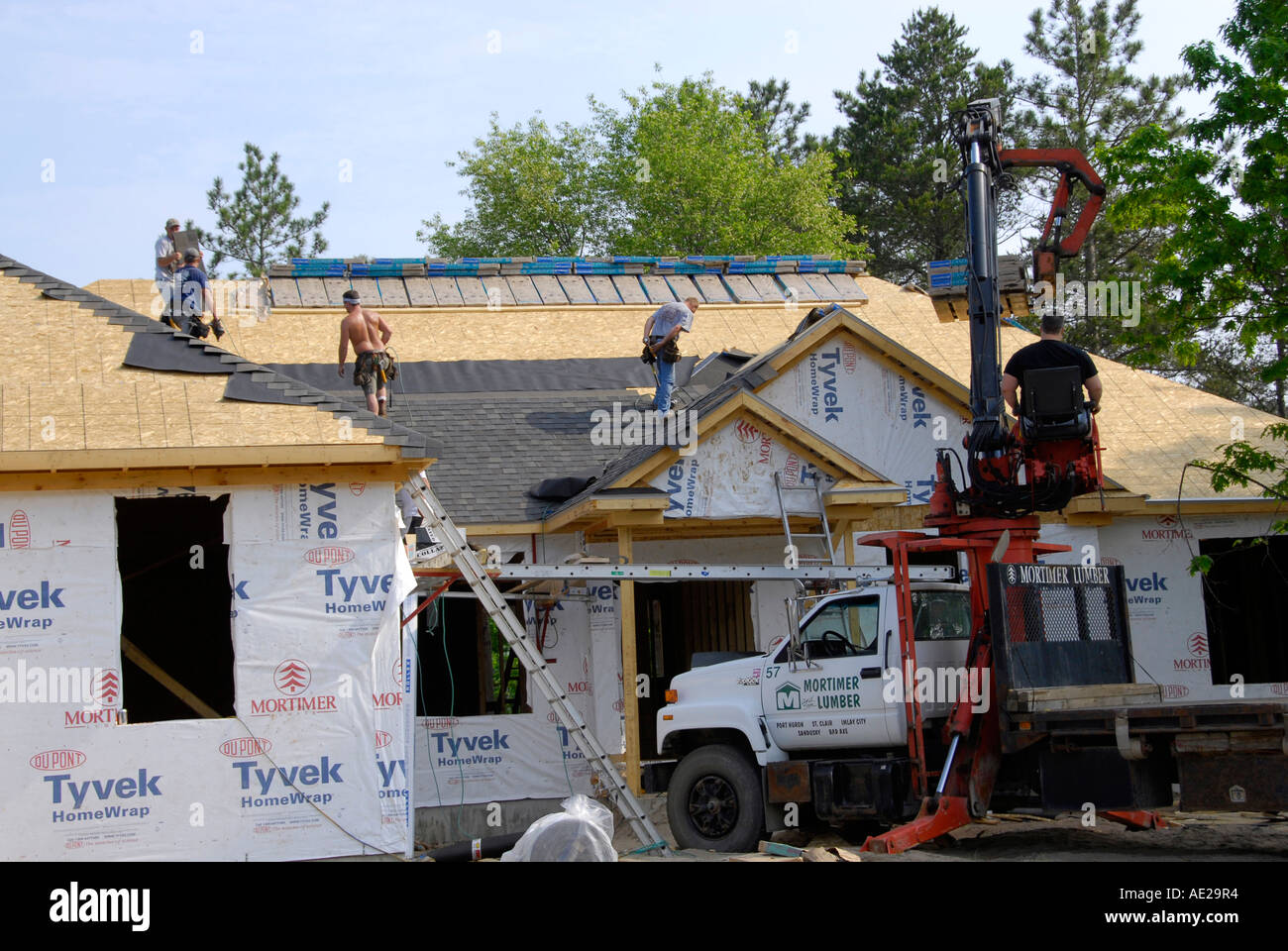 Roofing crew hi-res stock photography and images - Alamy
