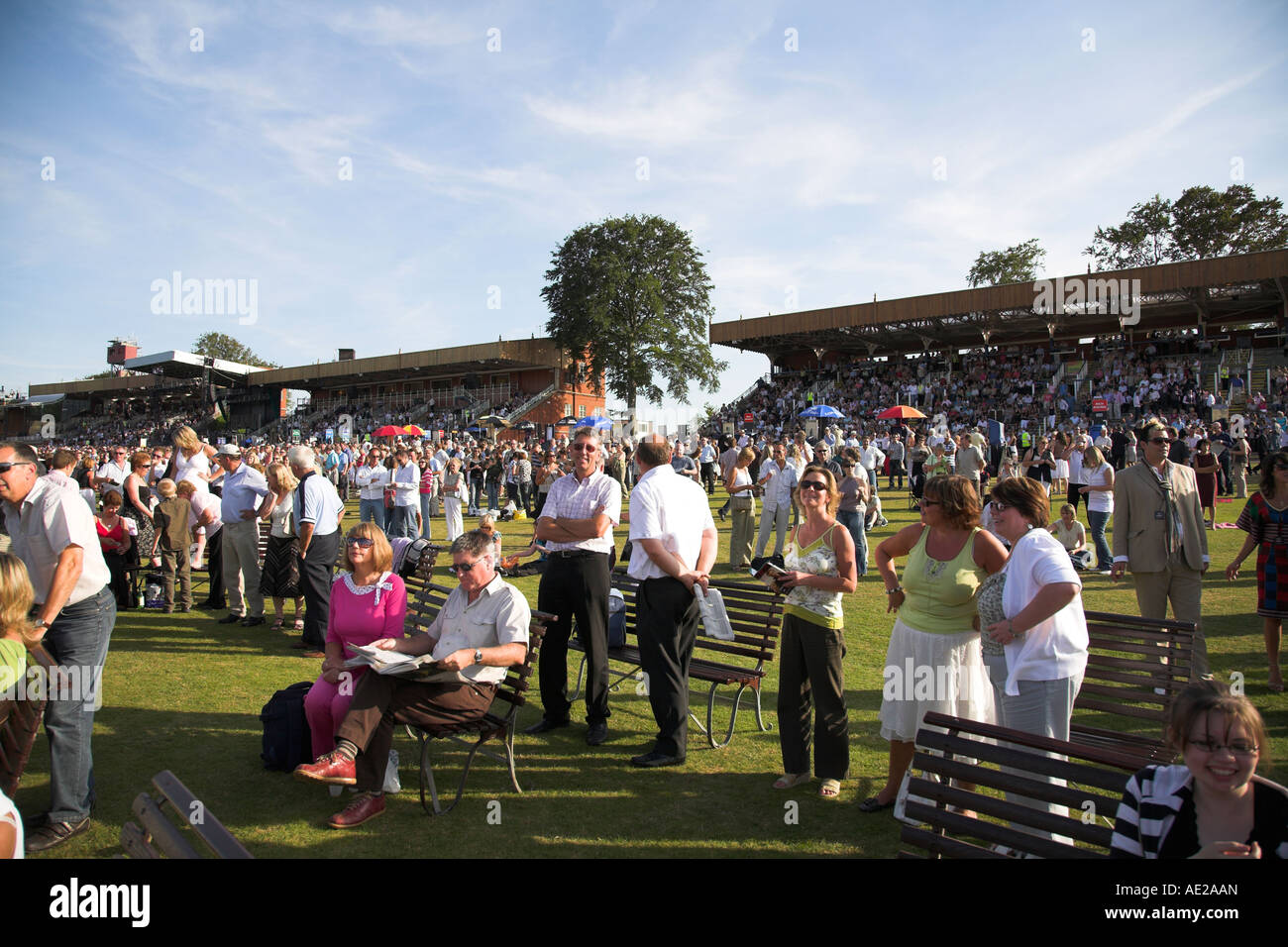 Horse racing crowd hi-res stock photography and images - Alamy