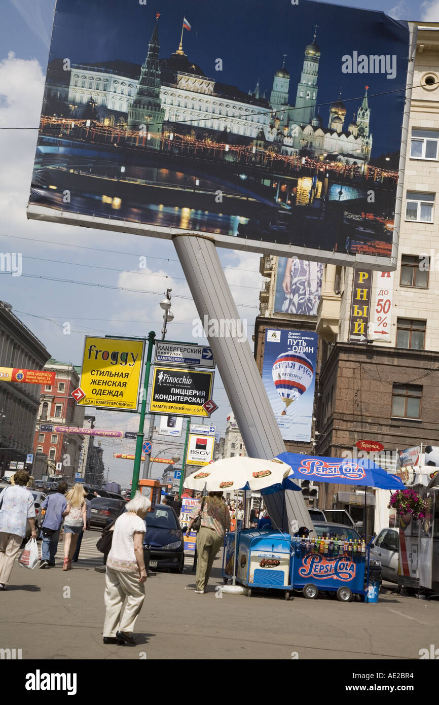 Busy Moscow life with coffee shops and advertising signs Tverskaja Ul ...