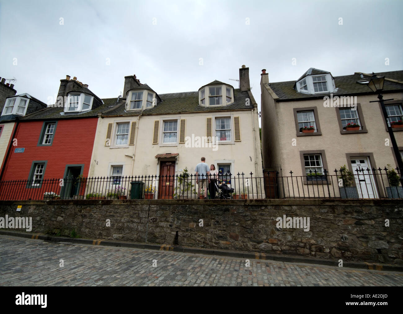 Scottish terrace houses hi-res stock photography and images - Alamy