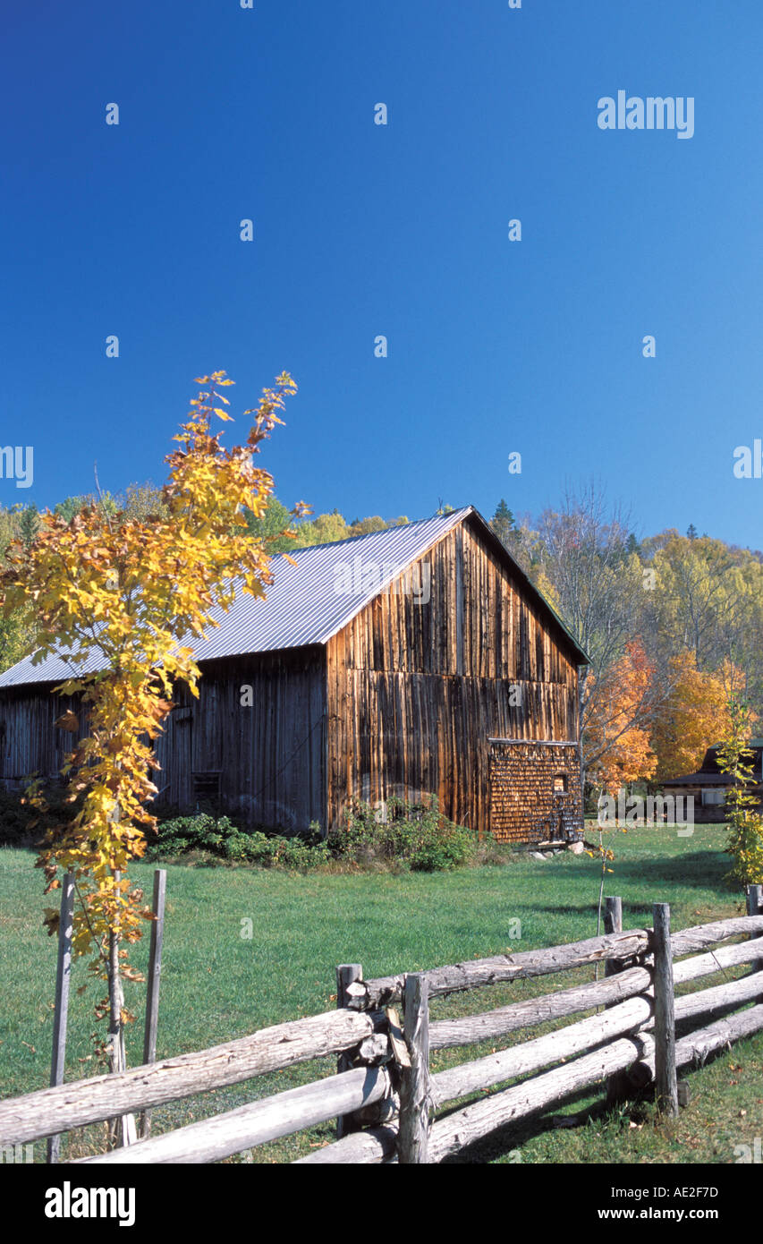 Old barn split rail fence hi-res stock photography and images - Alamy