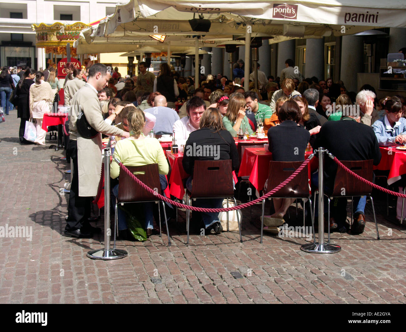 People eating out outdoor tables restauarant Covent Garden London ...