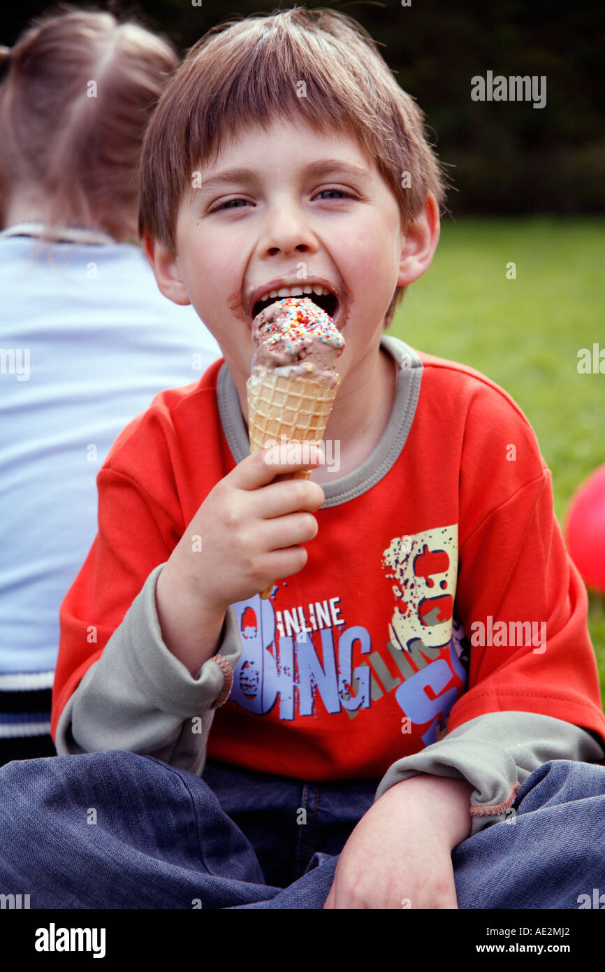 Young boy eating ice cream Stock Photo - Alamy
