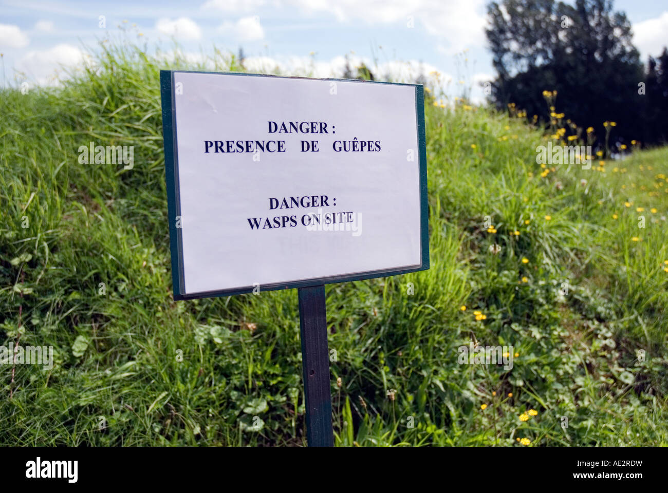 Beware of wasps sign hi-res stock photography and images - Alamy