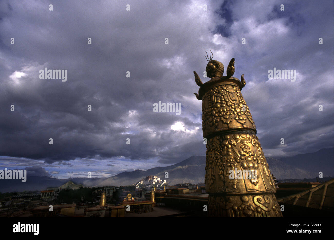 Buddhist temples in lhasa hi-res stock photography and images - Alamy