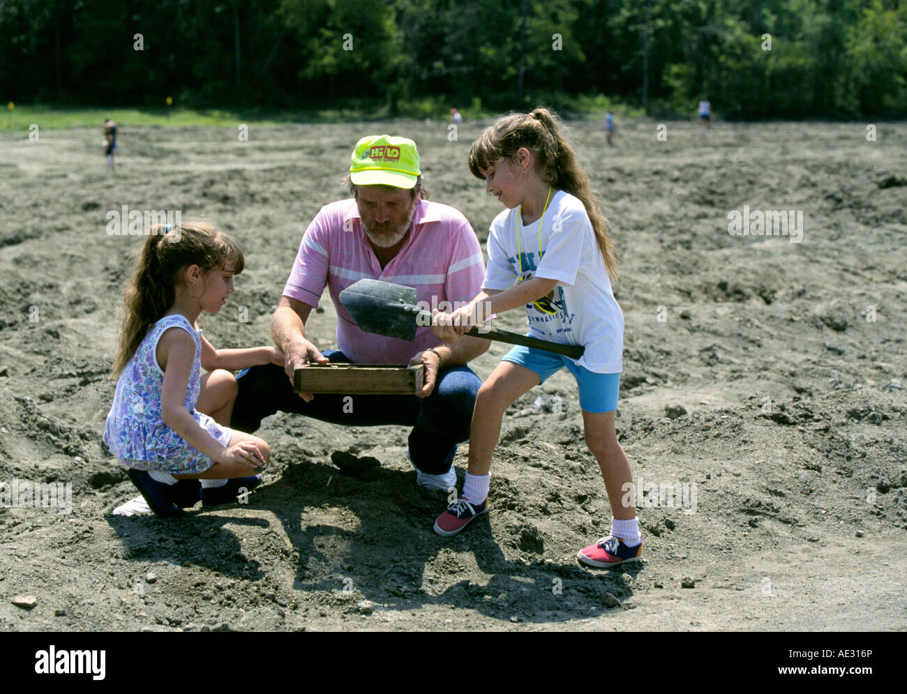 Father two daughters dig real hi-res stock photography and images - Alamy