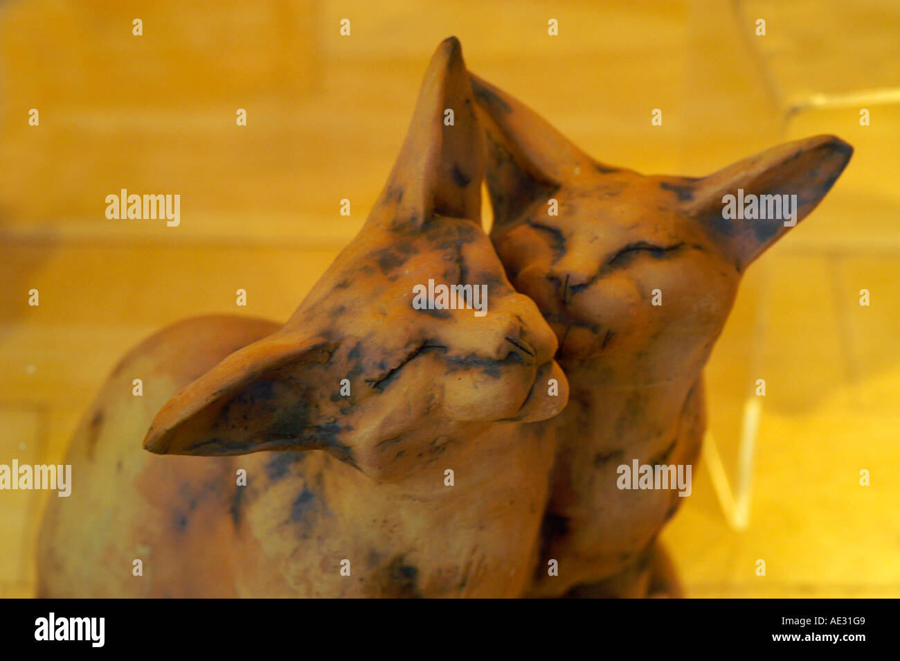 Statue two cats hi-res stock photography and images - Alamy