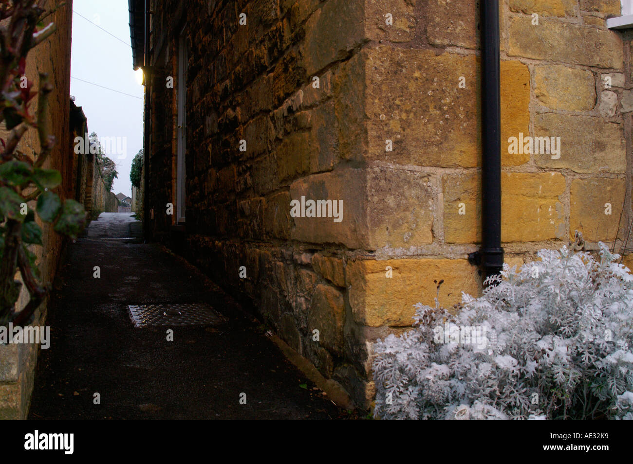 Passage between two houses, Broadway, Cotswolds Stock Photo - Alamy