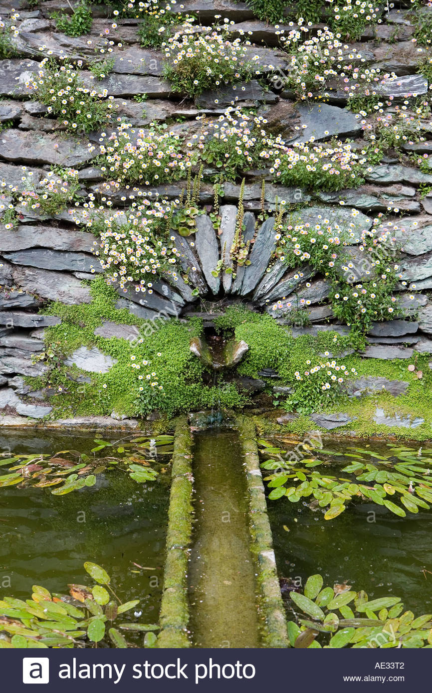 Water Feature Garden Stock Photos & Water Feature Garden Stock Images ...