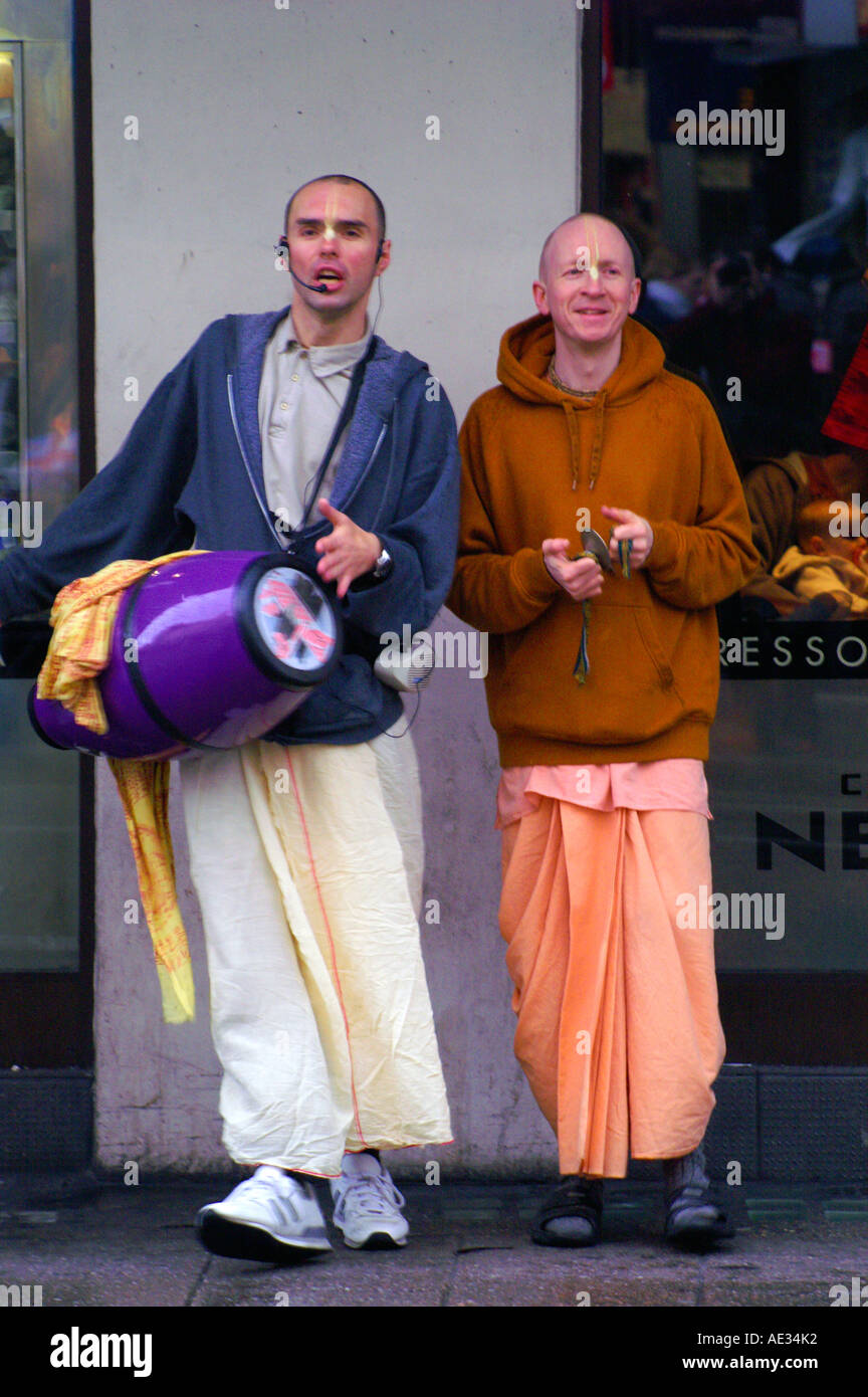 Hare Krishna couple chanting, streets of London Stock Photo - Alamy Hare Krishna couple chanting, streets of London Stock Photo - Alamy