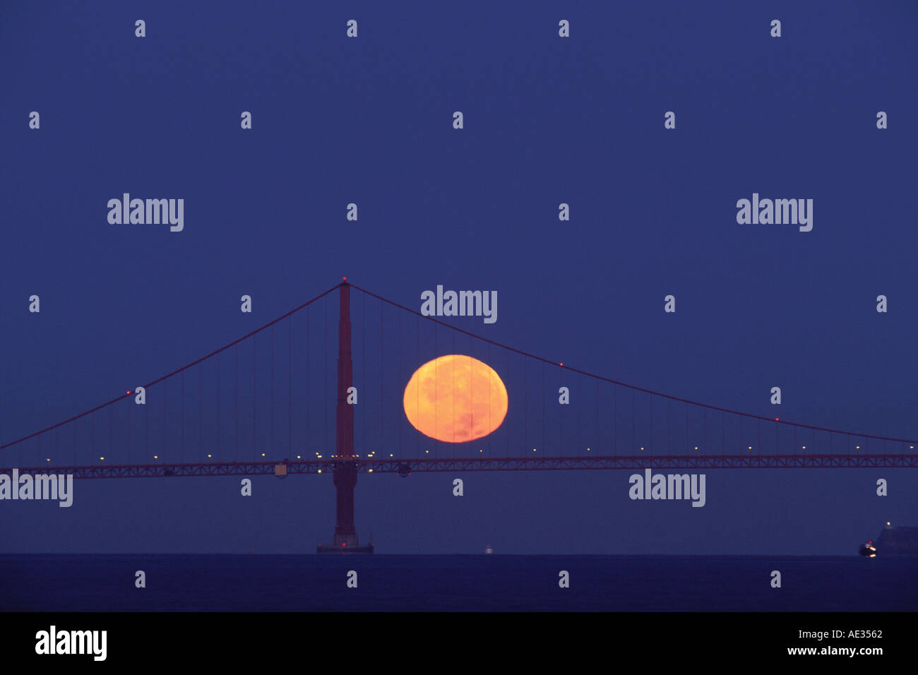 Full moon bridge hi-res stock photography and images - Alamy