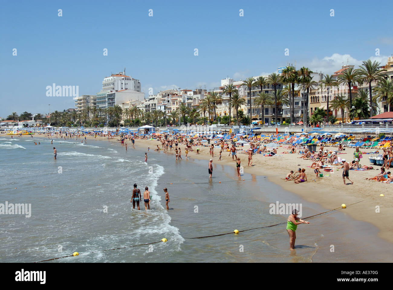Crowded beach spain hi-res stock photography and images - Alamy