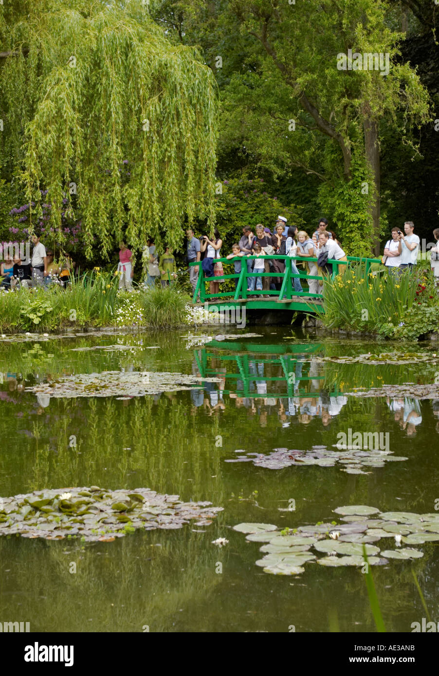 Monet's garden giverny japanese bridge hi-res stock photography and ...