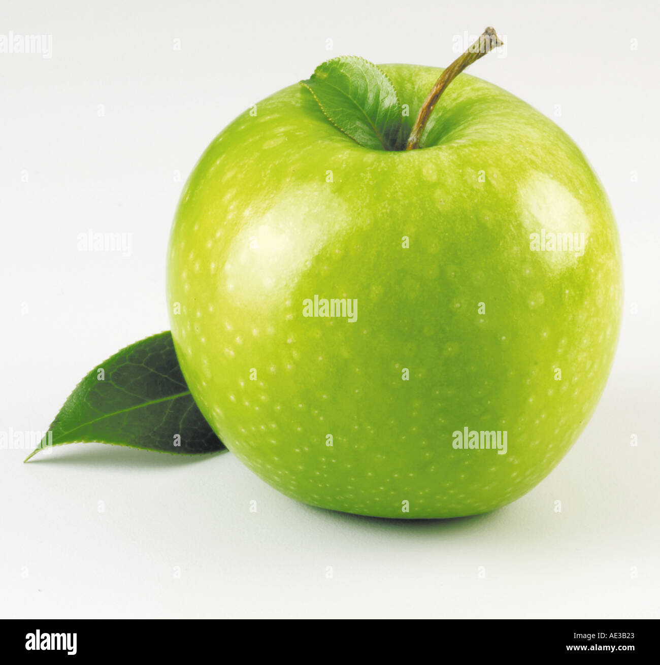 SINGLE APPLE WITH LEAVES Stock Photo - Alamy