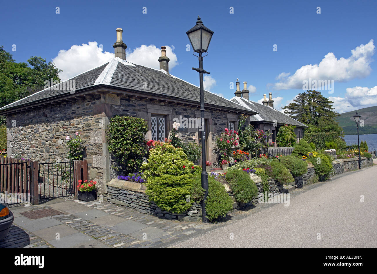 House bungalow luss scotland village hi-res stock photography and ...