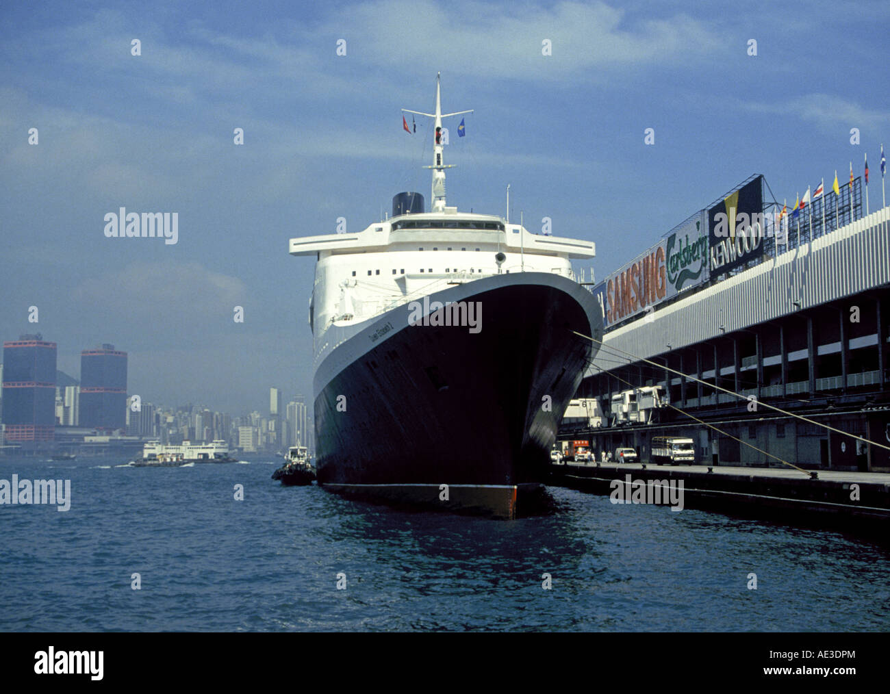 Passenger ship queen elizabeth hi-res stock photography and images - Alamy