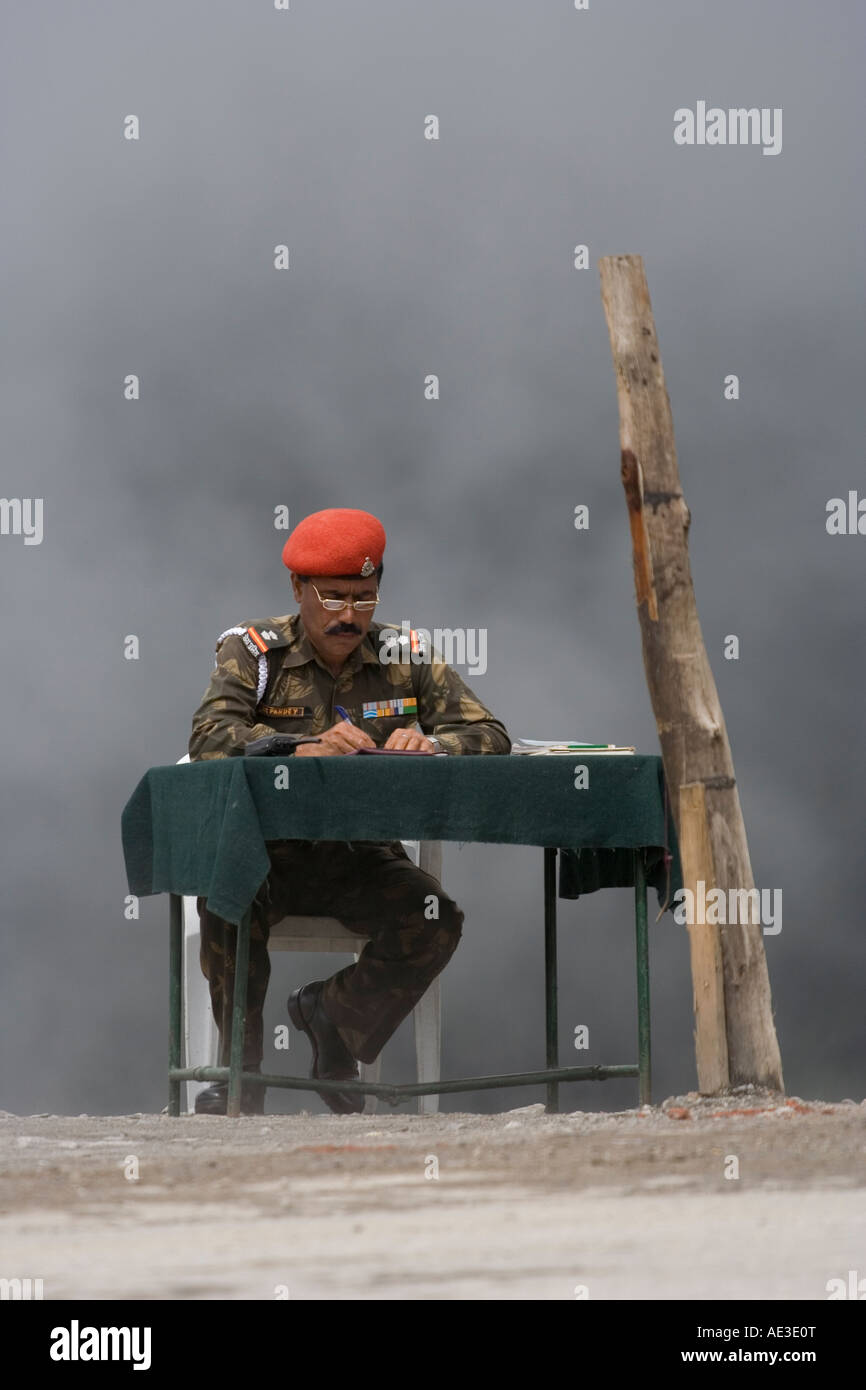 Army sentry guard hi-res stock photography and images - Alamy