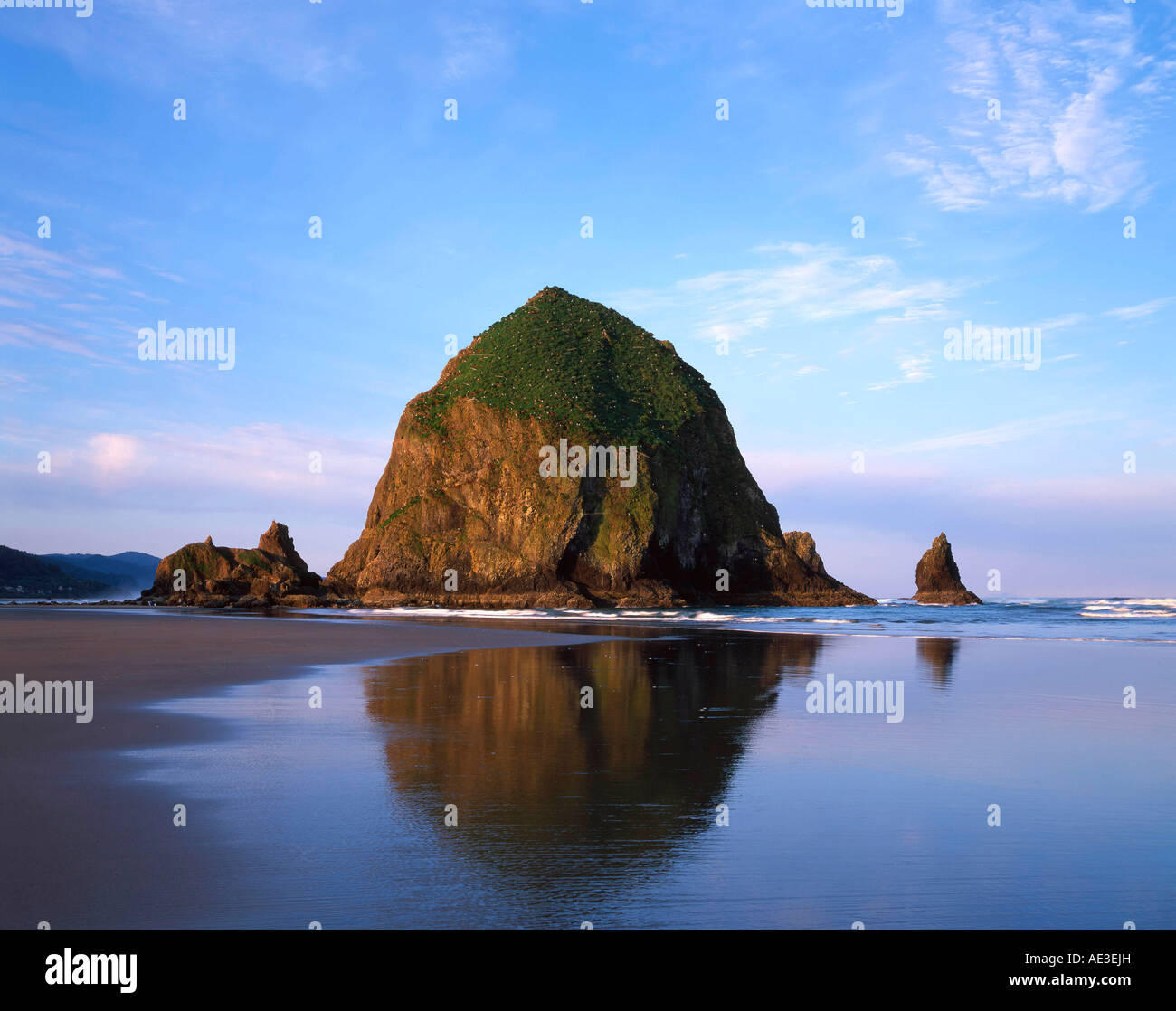 Haystack Rock Cannon Beach Oregon USA Stock Photo - Alamy