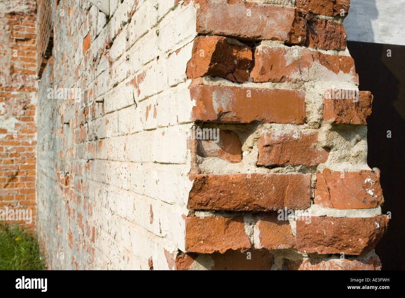 Crumbled brick hi-res stock photography and images - Alamy