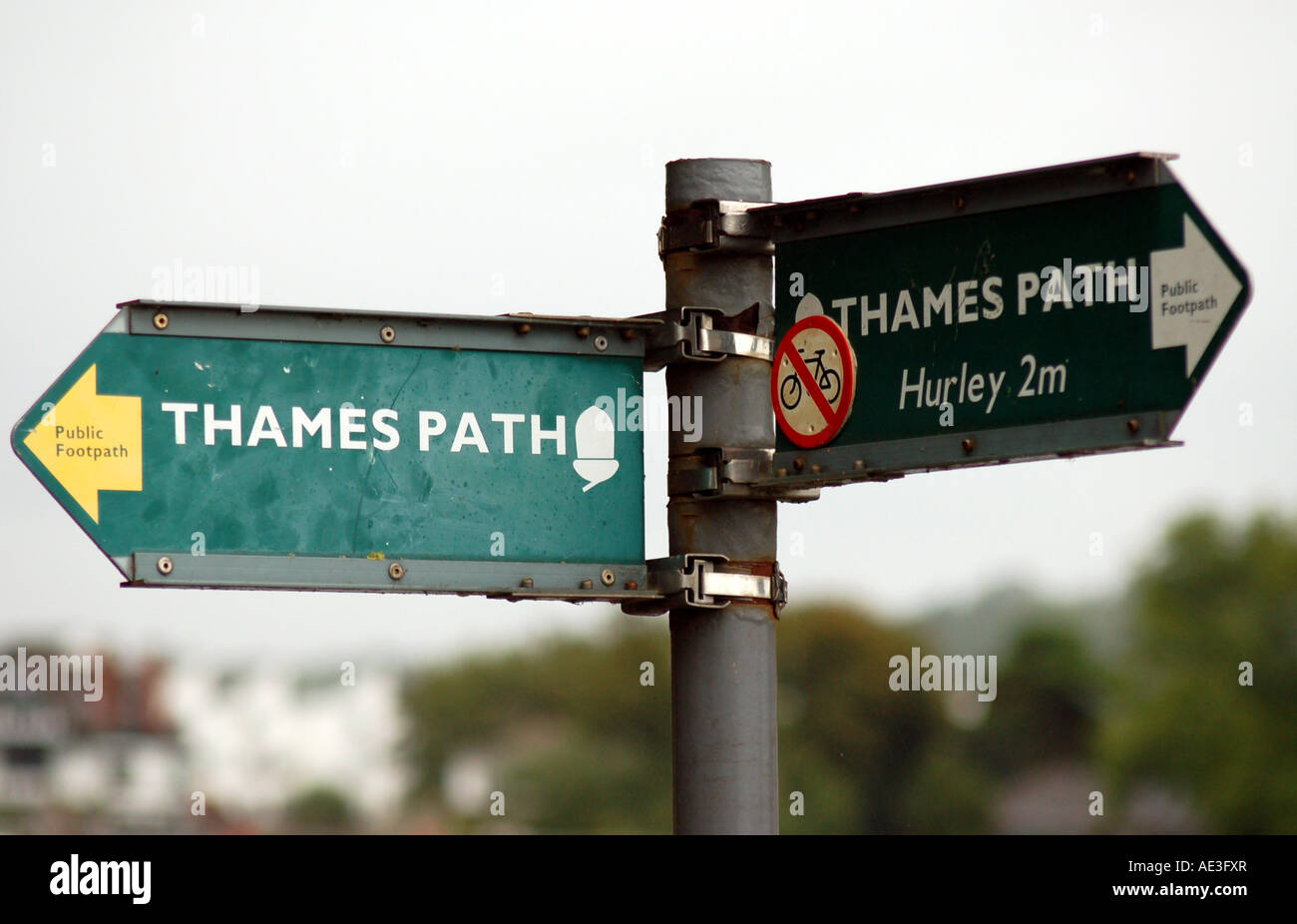 Public footpath sign on River Thames path Stock Photo - Alamy