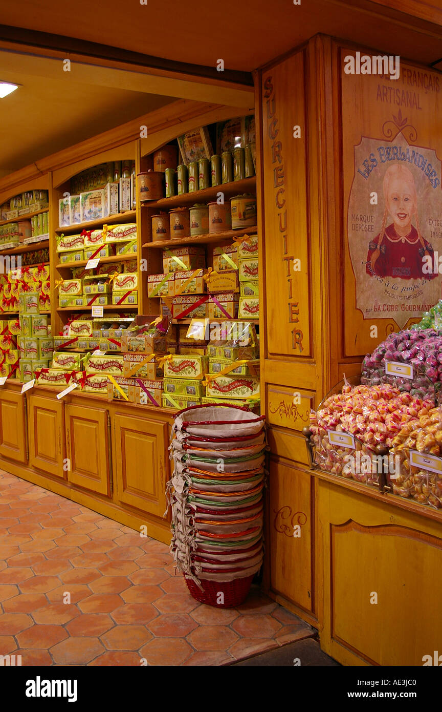 Paris sweet bon bon shop magasin Parisian Stock Photo - Alamy