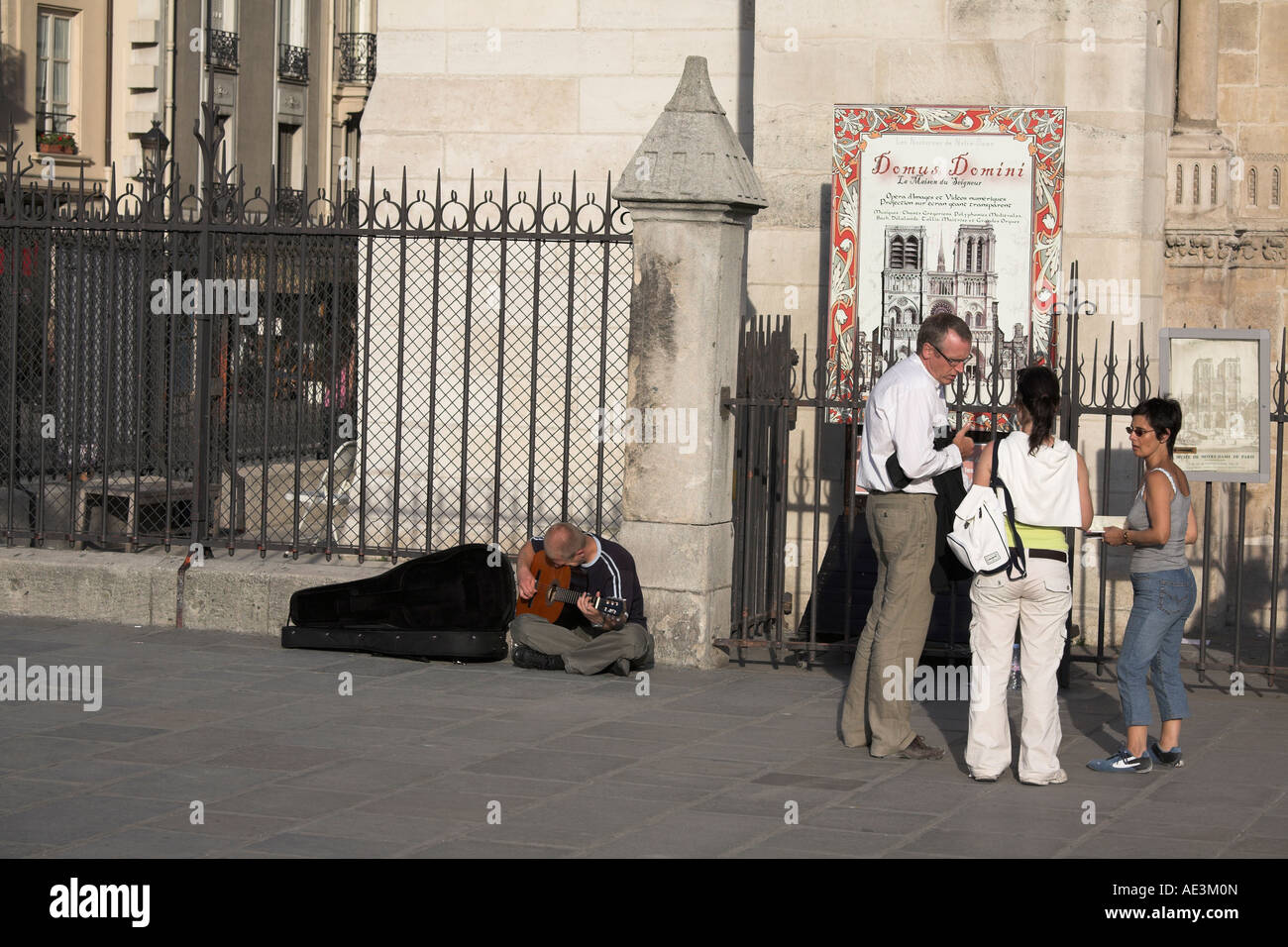 Busking paris hi-res stock photography and images - Alamy